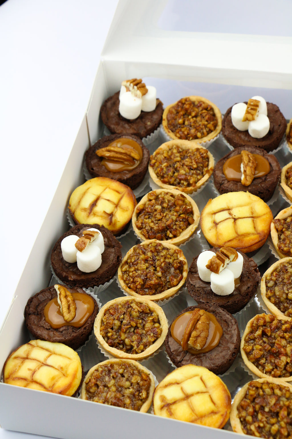 Caja de Mini Brownies y Mini Pays de Nuez – APETIT Catering & Store